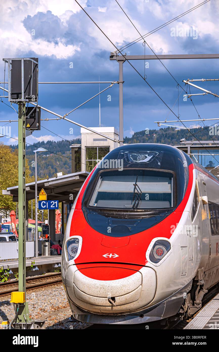 Sleek modern electric train hi-res stock photography and images - Alamy