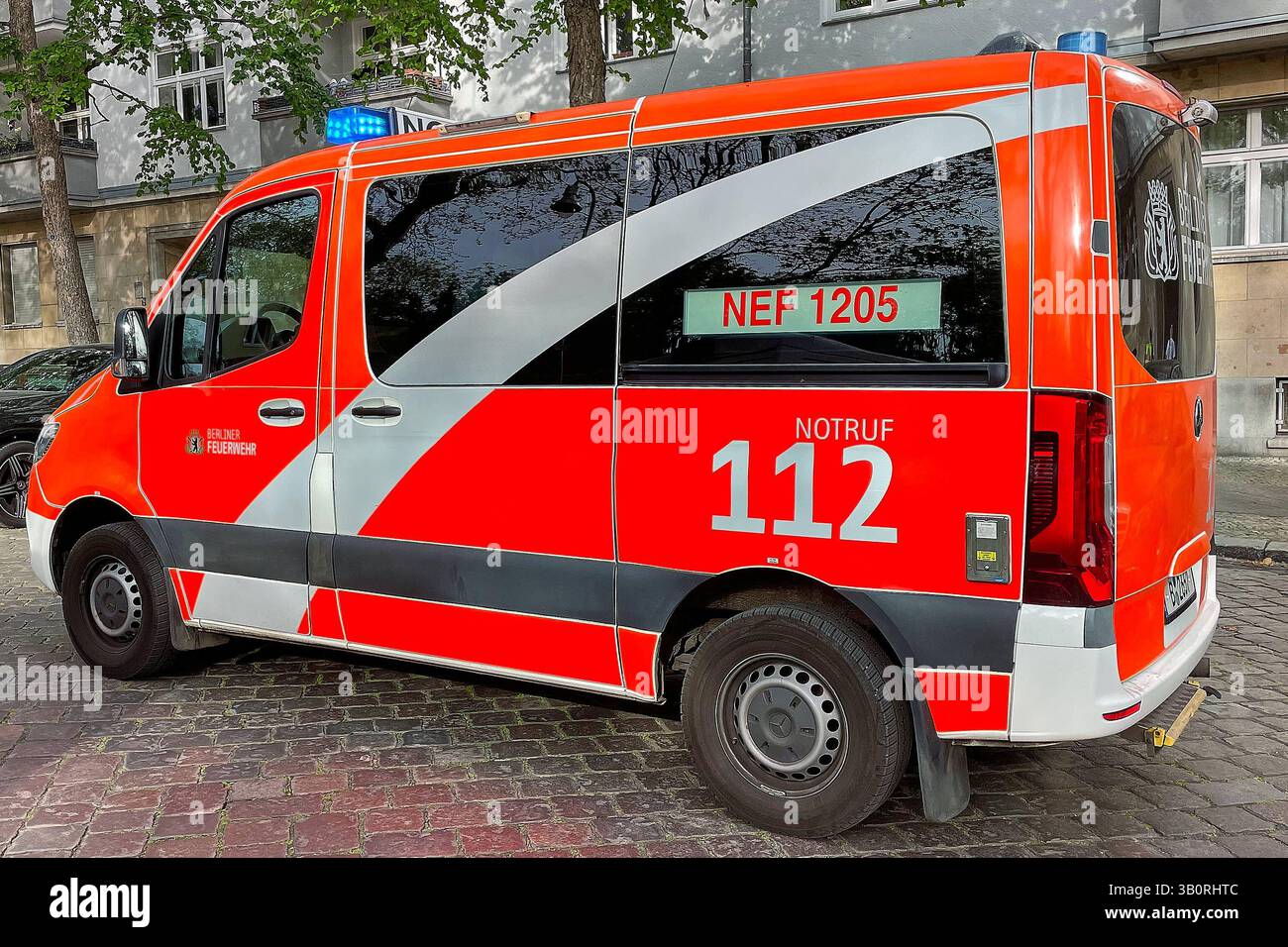 Berlin, Deutschland, 17.04.2025: Notarzt-Einsatzfahrzeug der Berliner ...