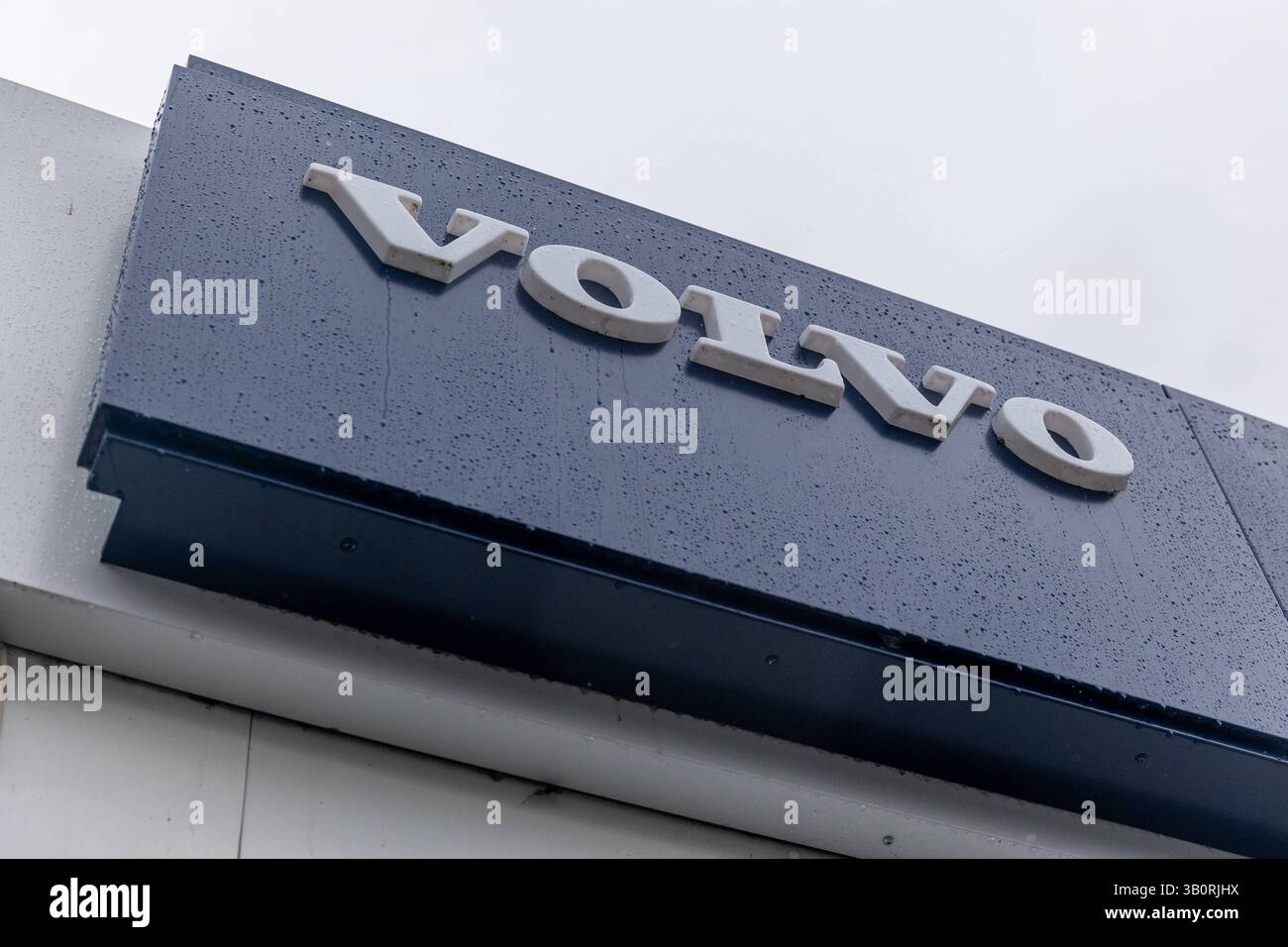 Volvo Schriftzug am Autohaus Markenauftritt bei Regenwetter 24.04.25 ...