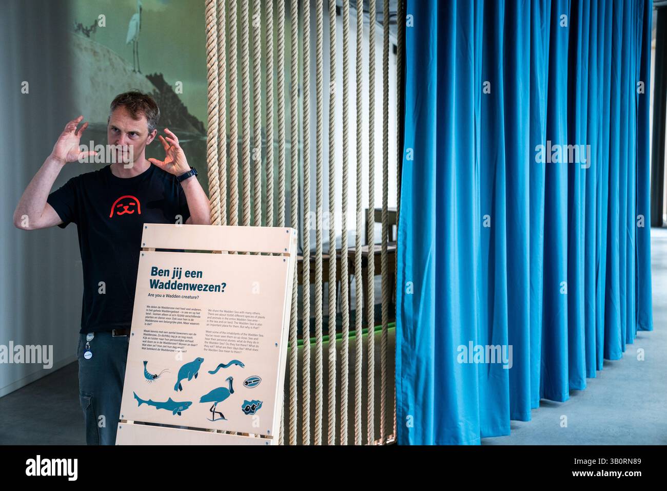LAUWERSOOG - Sander van Dijk during a tour of the Lauwersoog seal ...