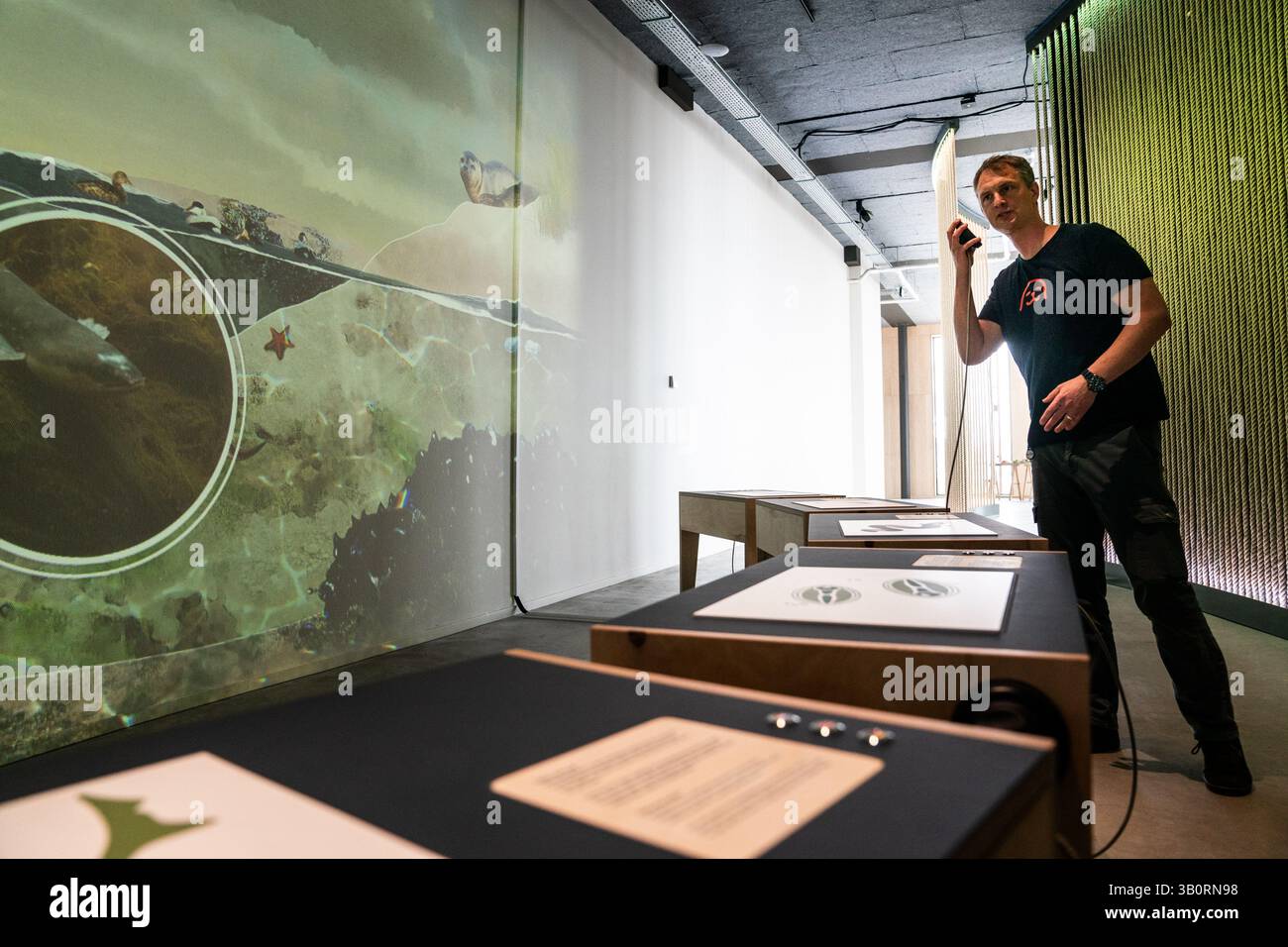 LAUWERSOOG - Sander van Dijk during a tour of the Lauwersoog seal ...
