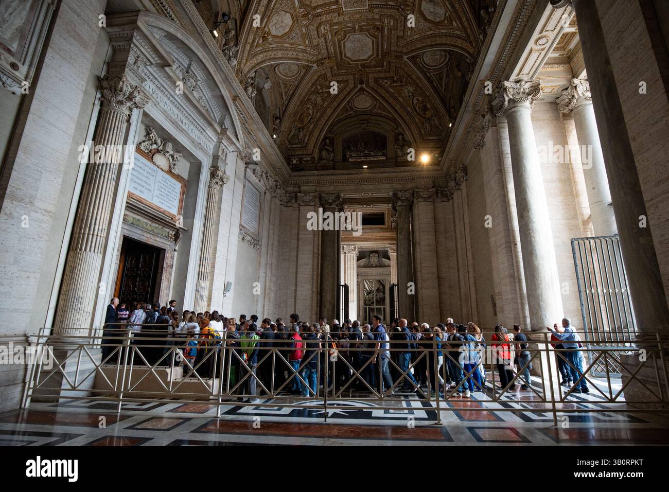 Vatican City, Vatican. 24th Apr, 2025. Faithful queue through the Holy ...