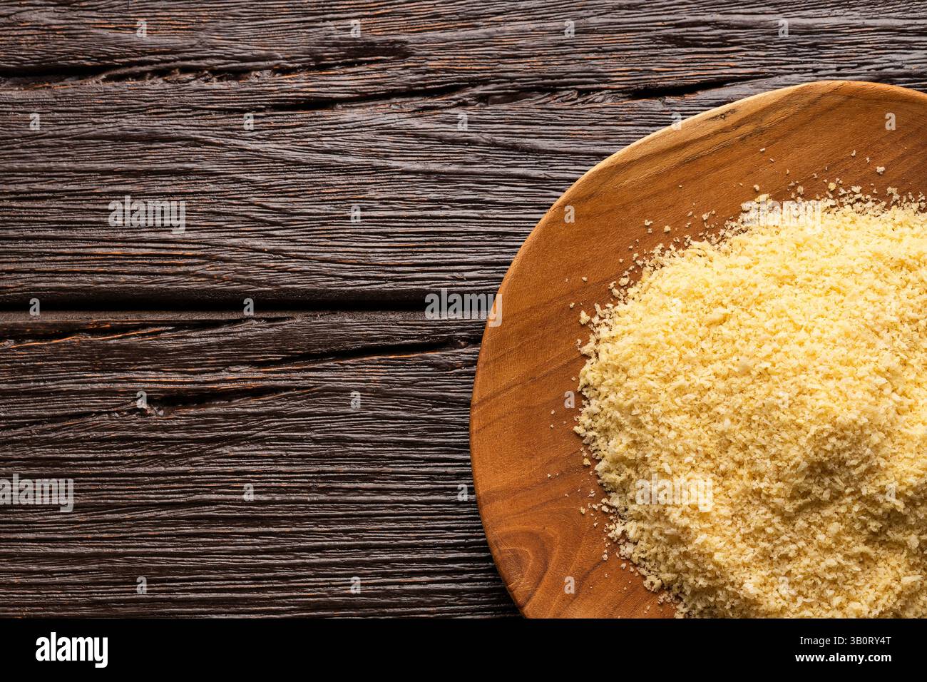 Yellow japanese panko crumbs in the wooden bowl Stock Photo - Alamy