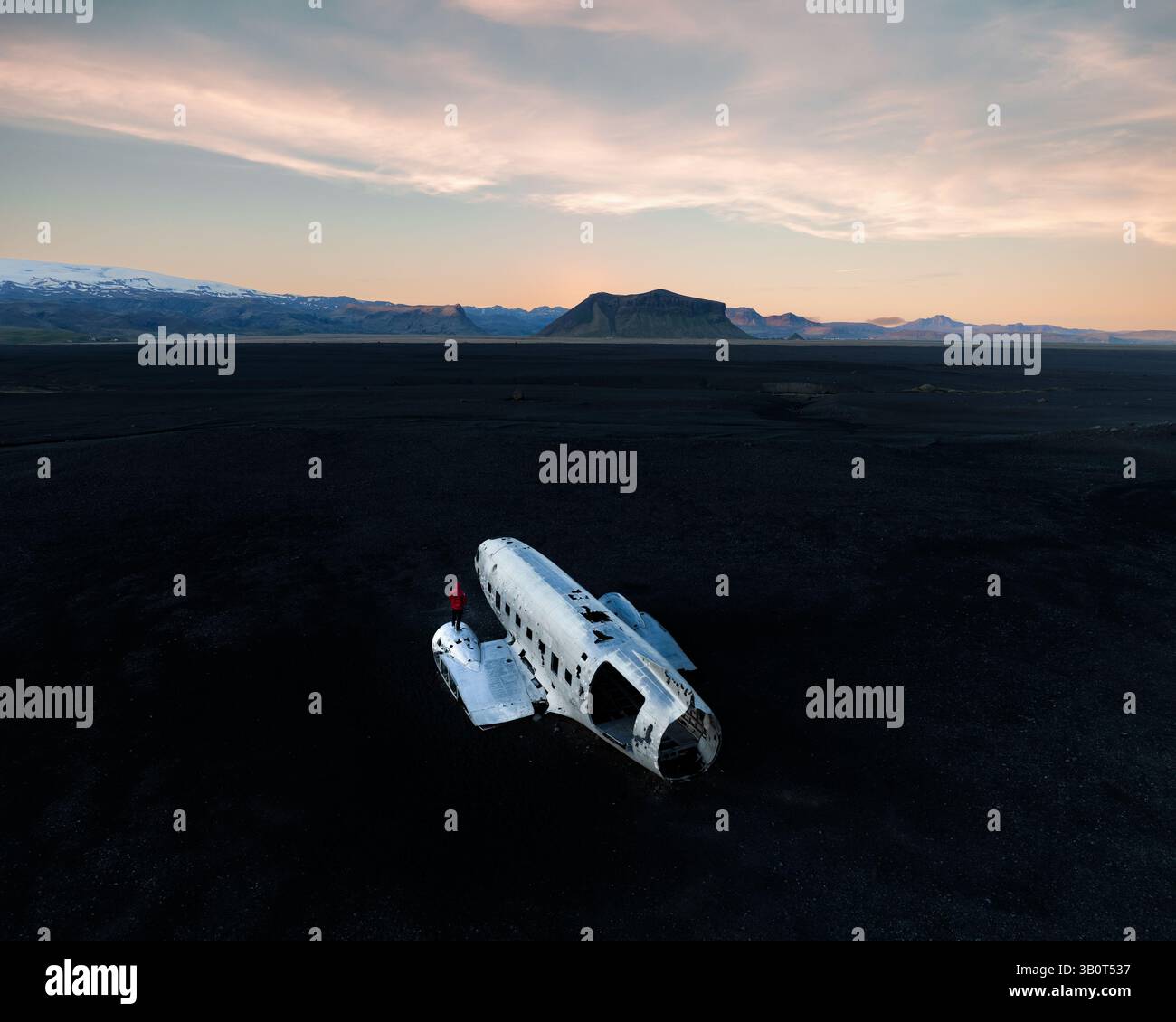 Abandoned US Navy DC-3 plane wreck on Iceland’s Solheimasandur black ...