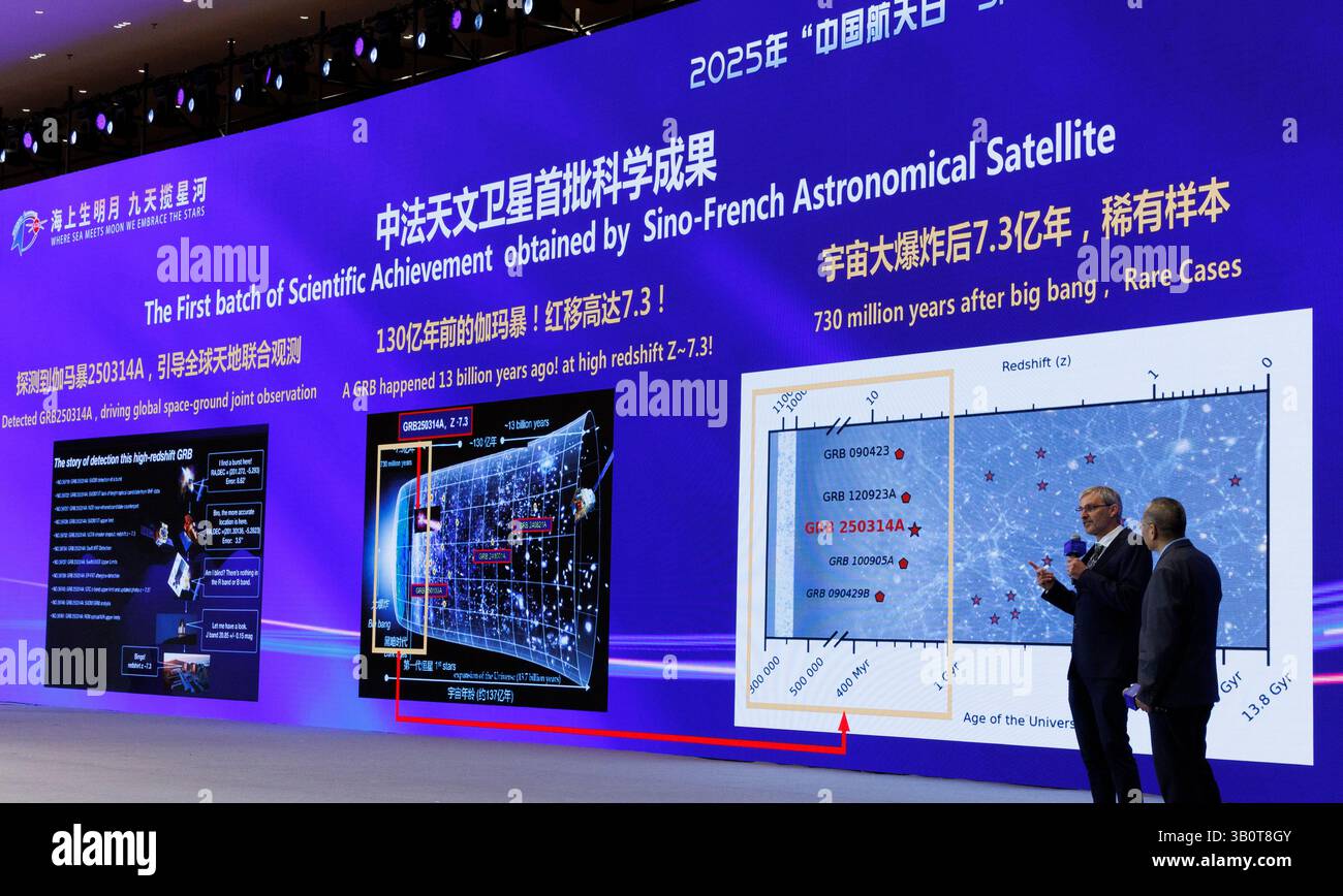 (250424) -- SHANGHAI, April 24, 2025 (Xinhua) -- Wei Jianyan (R ...