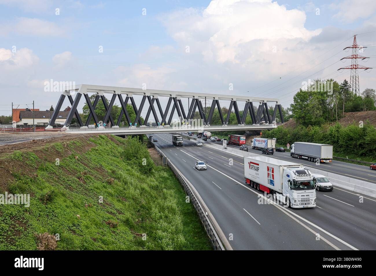 Eisenbahnbrücke über die Autobahn A1. Im Zuge das Ausbaus der Autobahn ...