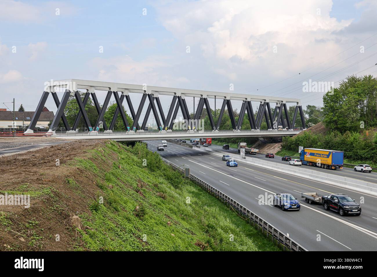 Eisenbahnbrücke über die Autobahn A1. Im Zuge das Ausbaus der Autobahn ...