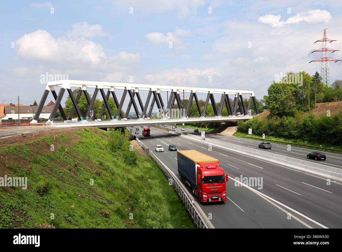 Eisenbahnbrücke über die Autobahn A1. Im Zuge das Ausbaus der Autobahn ...