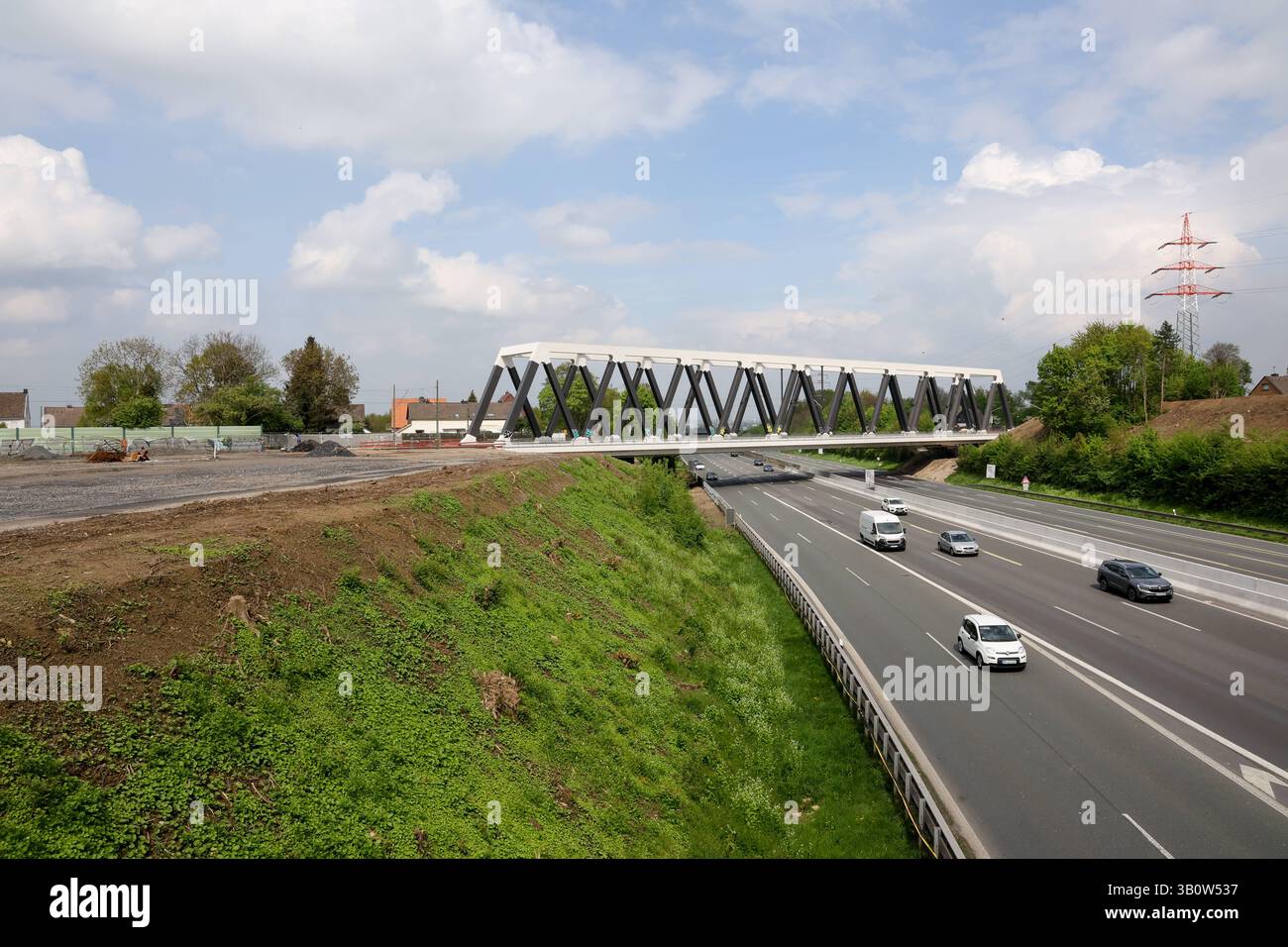 Eisenbahnbrücke über die Autobahn A1. Im Zuge das Ausbaus der Autobahn ...