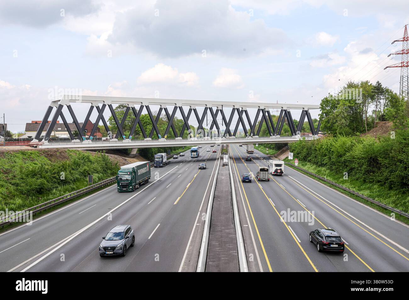 Eisenbahnbrücke über die Autobahn A1. Im Zuge das Ausbaus der Autobahn ...