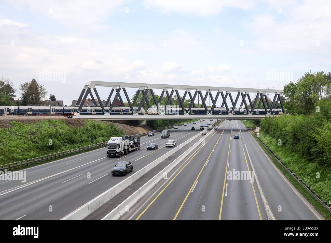 Eisenbahnbrücke über die Autobahn A1. Im Zuge das Ausbaus der Autobahn ...