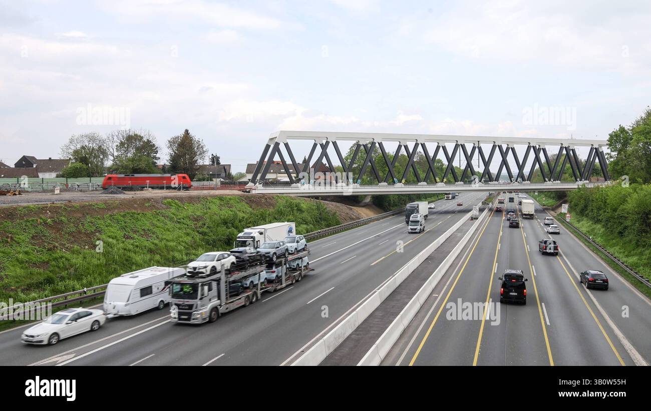 Eisenbahnbrücke über die Autobahn A1. Im Zuge das Ausbaus der Autobahn ...