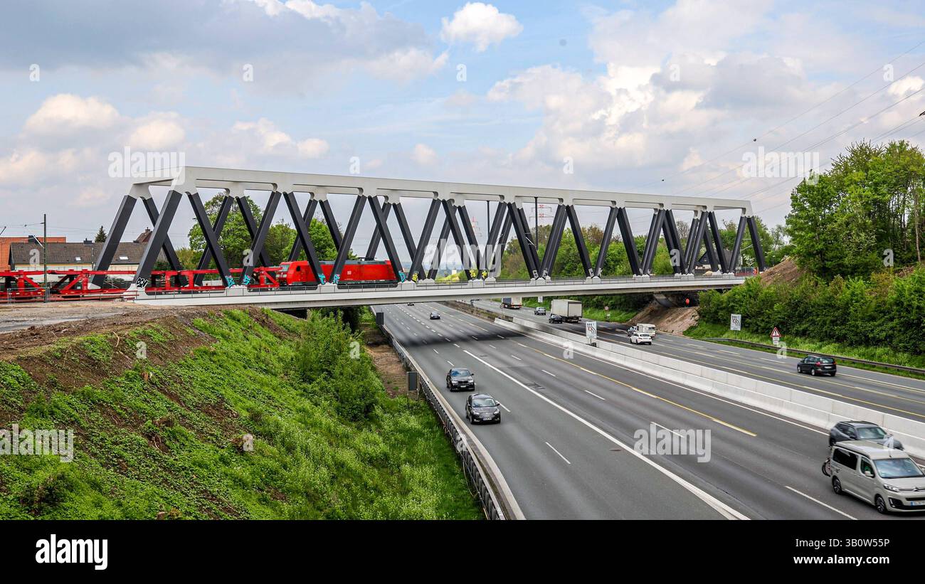 Eisenbahnbrücke über die Autobahn A1. Im Zuge das Ausbaus der Autobahn ...