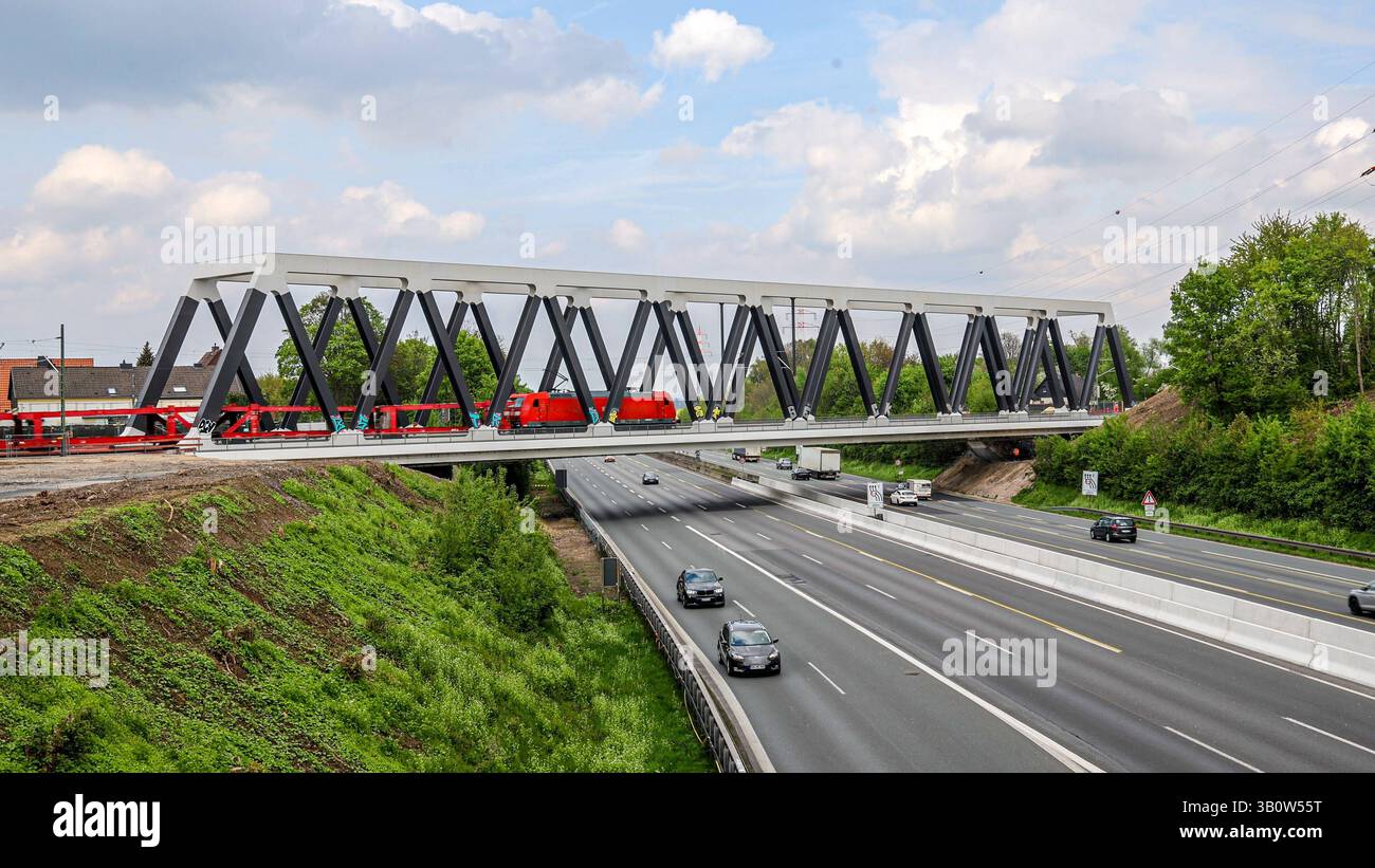 Eisenbahnbrücke über die Autobahn A1. Im Zuge das Ausbaus der Autobahn ...