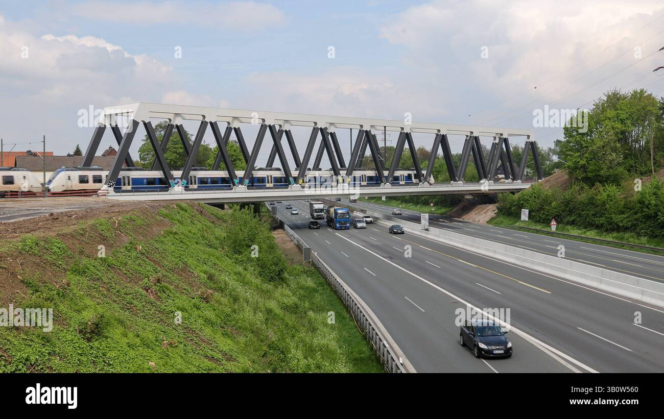 Eisenbahnbrücke über die Autobahn A1. Im Zuge das Ausbaus der Autobahn ...