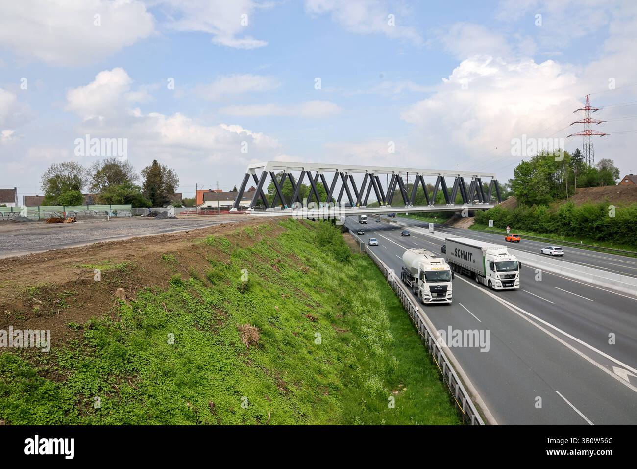 Eisenbahnbrücke über die Autobahn A1. Im Zuge das Ausbaus der Autobahn ...