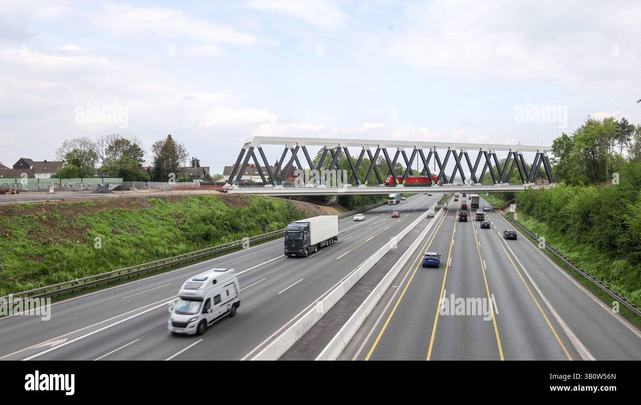 Eisenbahnbrücke über die Autobahn A1. Im Zuge das Ausbaus der Autobahn ...