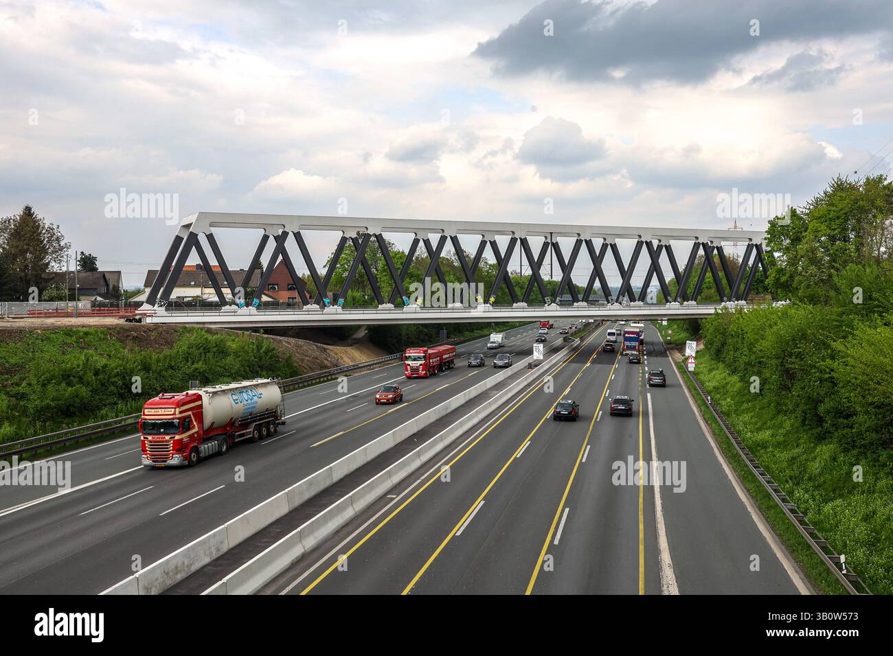 Eisenbahnbrücke über die Autobahn A1. Im Zuge das Ausbaus der Autobahn ...