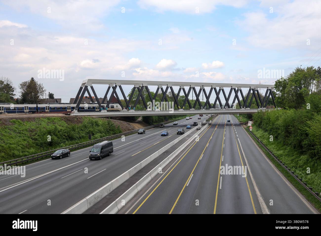 Eisenbahnbrücke über die Autobahn A1. Im Zuge das Ausbaus der Autobahn ...