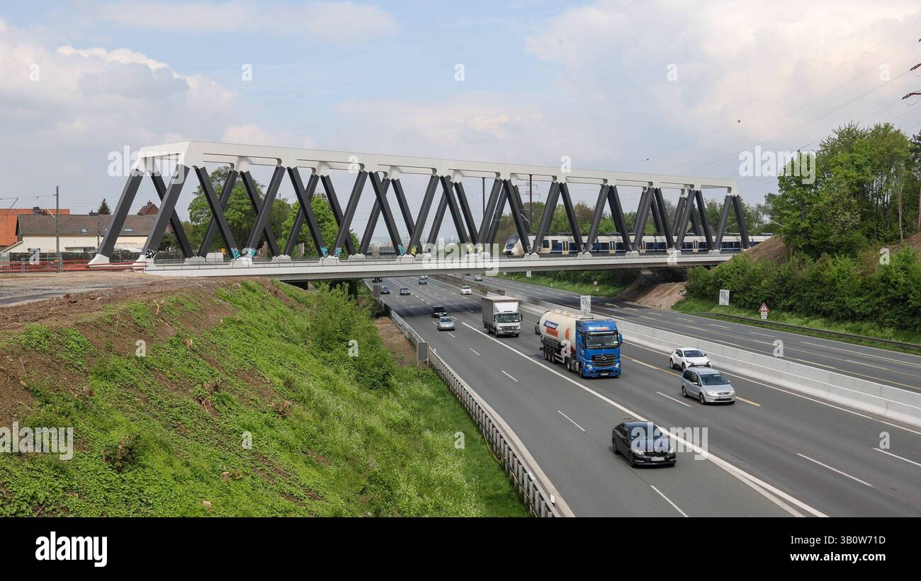 Eisenbahnbrücke über die Autobahn A1. Im Zuge das Ausbaus der Autobahn ...