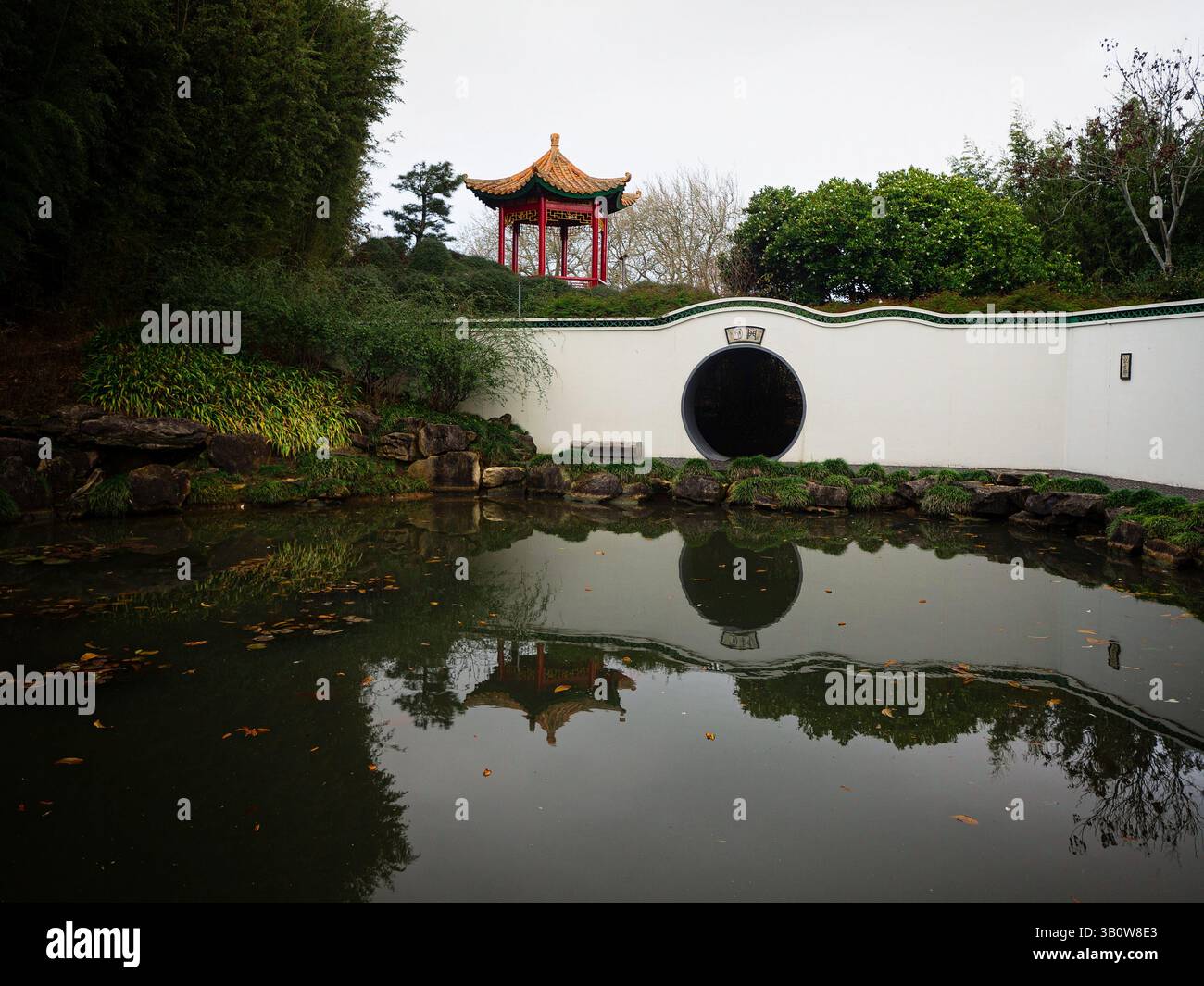 Mirror lake pond reflection of typical traditional chinese architecture ...
