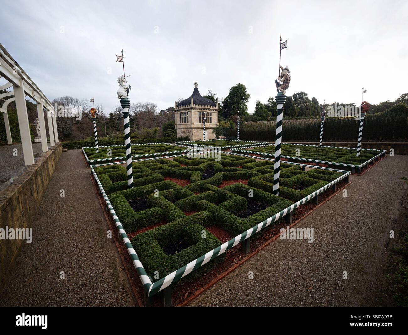 Geometric maze knot patterns of Tudor Garden royal 16th century England ...