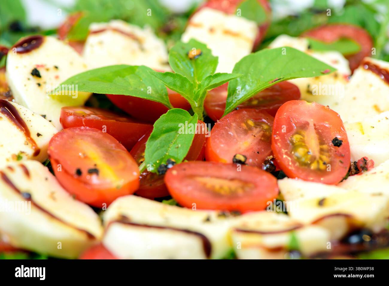 Italienischer Salat Mediterraner italienischer Salat mit Tomaten ...
