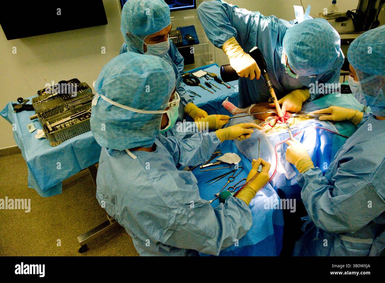 Hip replacement surgery in operating theatre hi-res stock photography ...