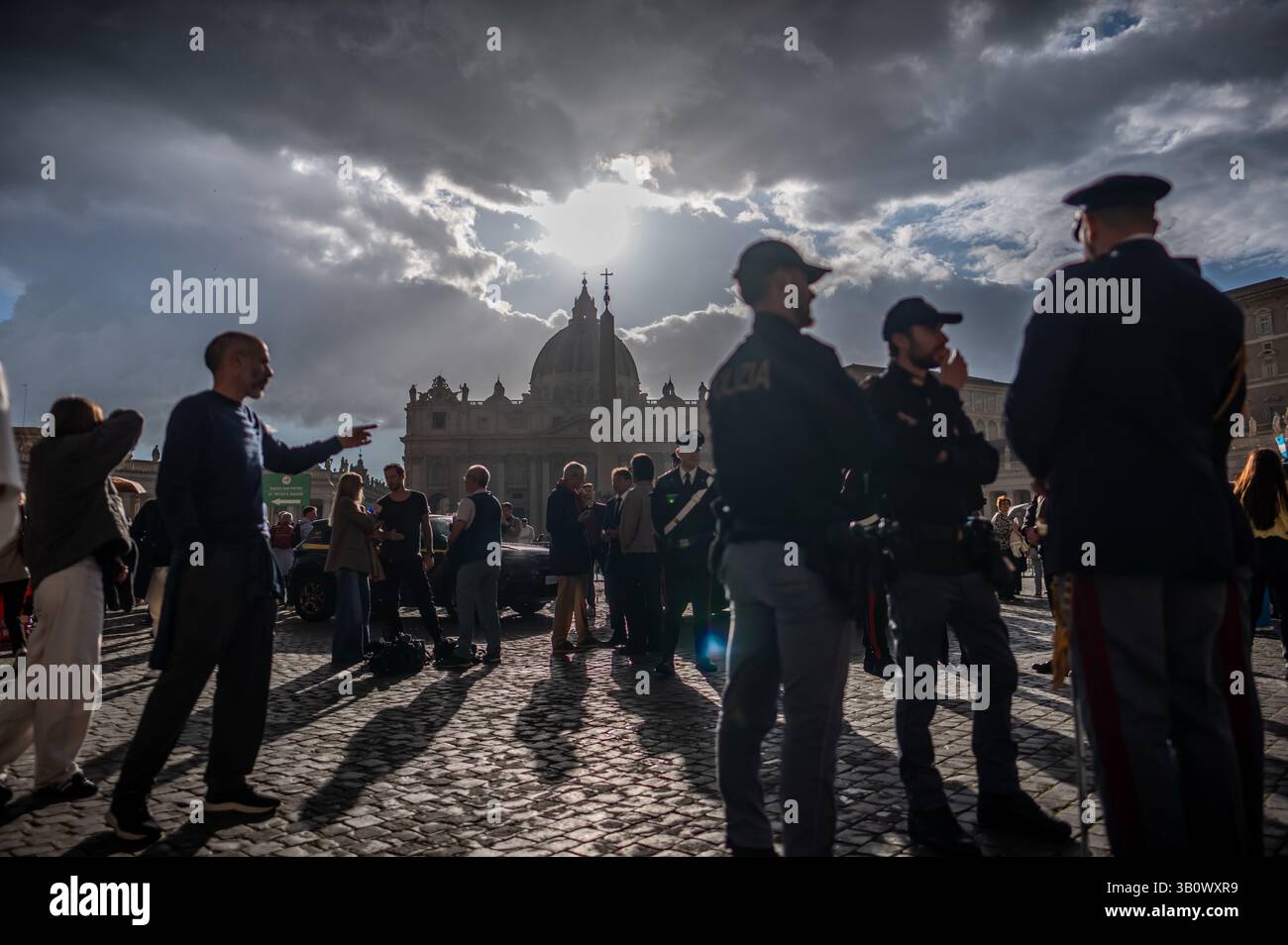 Vatikanstadt, Vatican. 24th Apr, 2025. Passers-by walk in front of St. Peter's Basilica, where ...