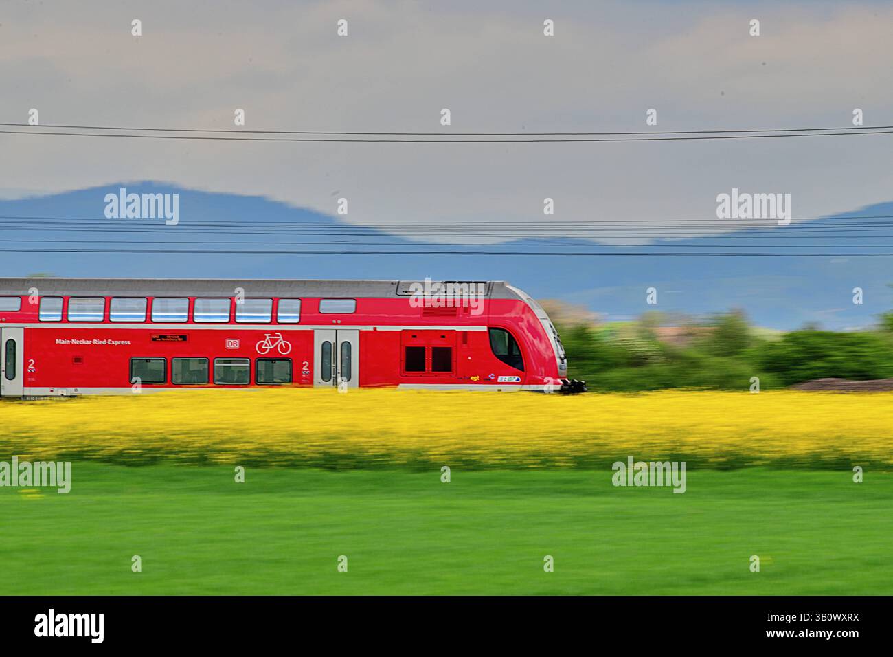 24.4.2925 Bahnverkehr Eine Regionalbahn auf der Strecke zwischen ...
