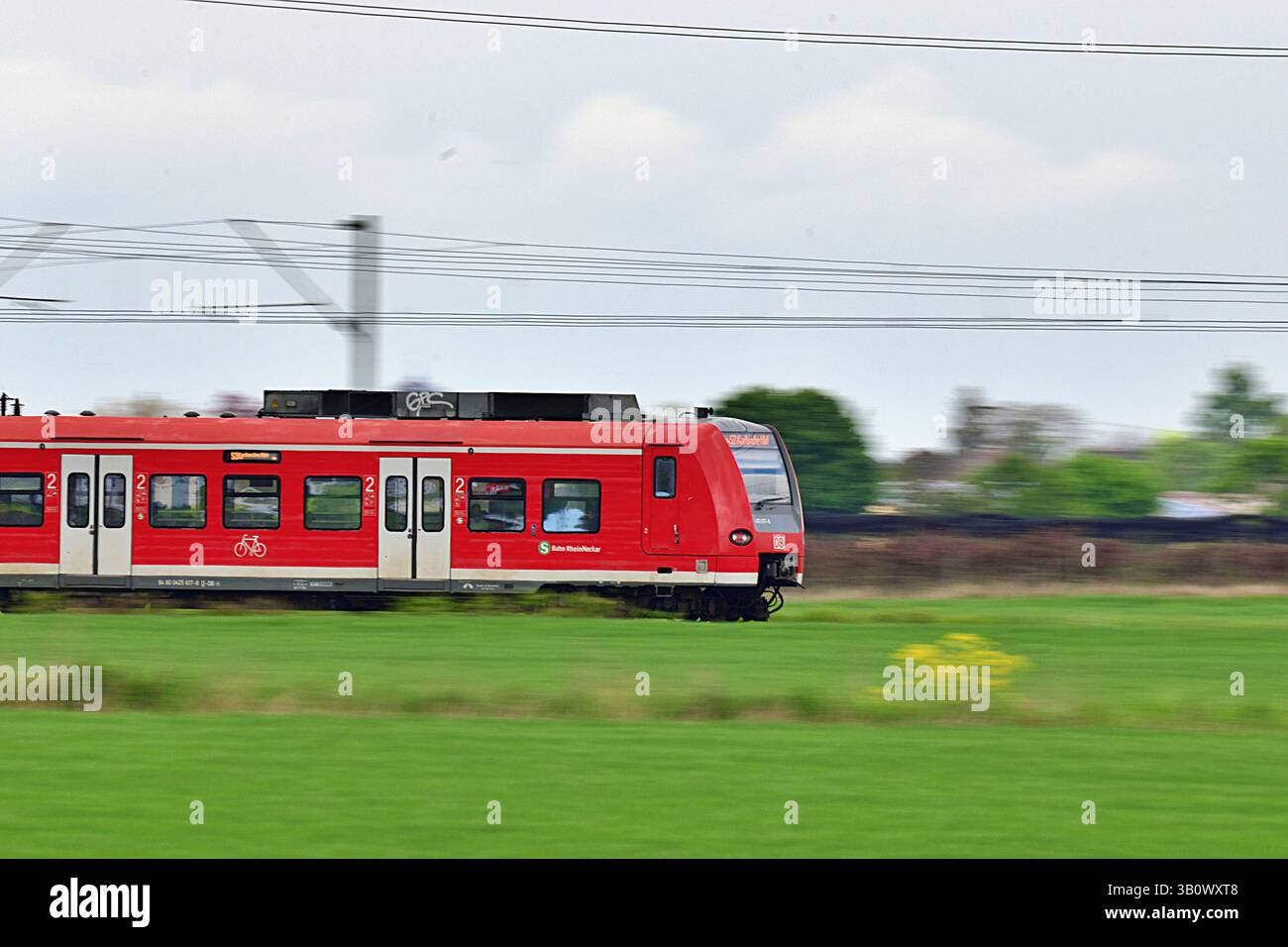 24.4.2925 Bahnverkehr Eine Regionalbahn auf der Strecke zwischen ...
