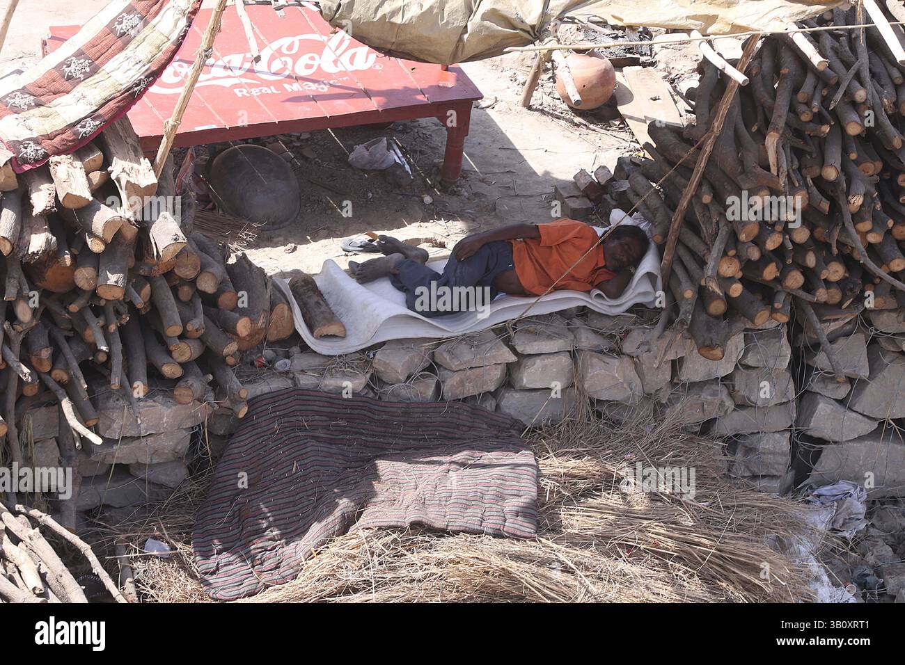 Prayagraj, India. 24 April 2025, people brave heat wave conditions ...