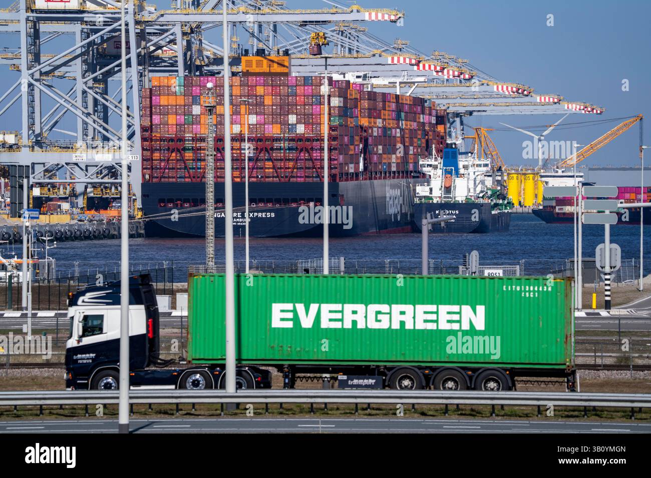 Maasvlakte2 port, Singapore Express, Hapag-Lloyd container ship at the ...