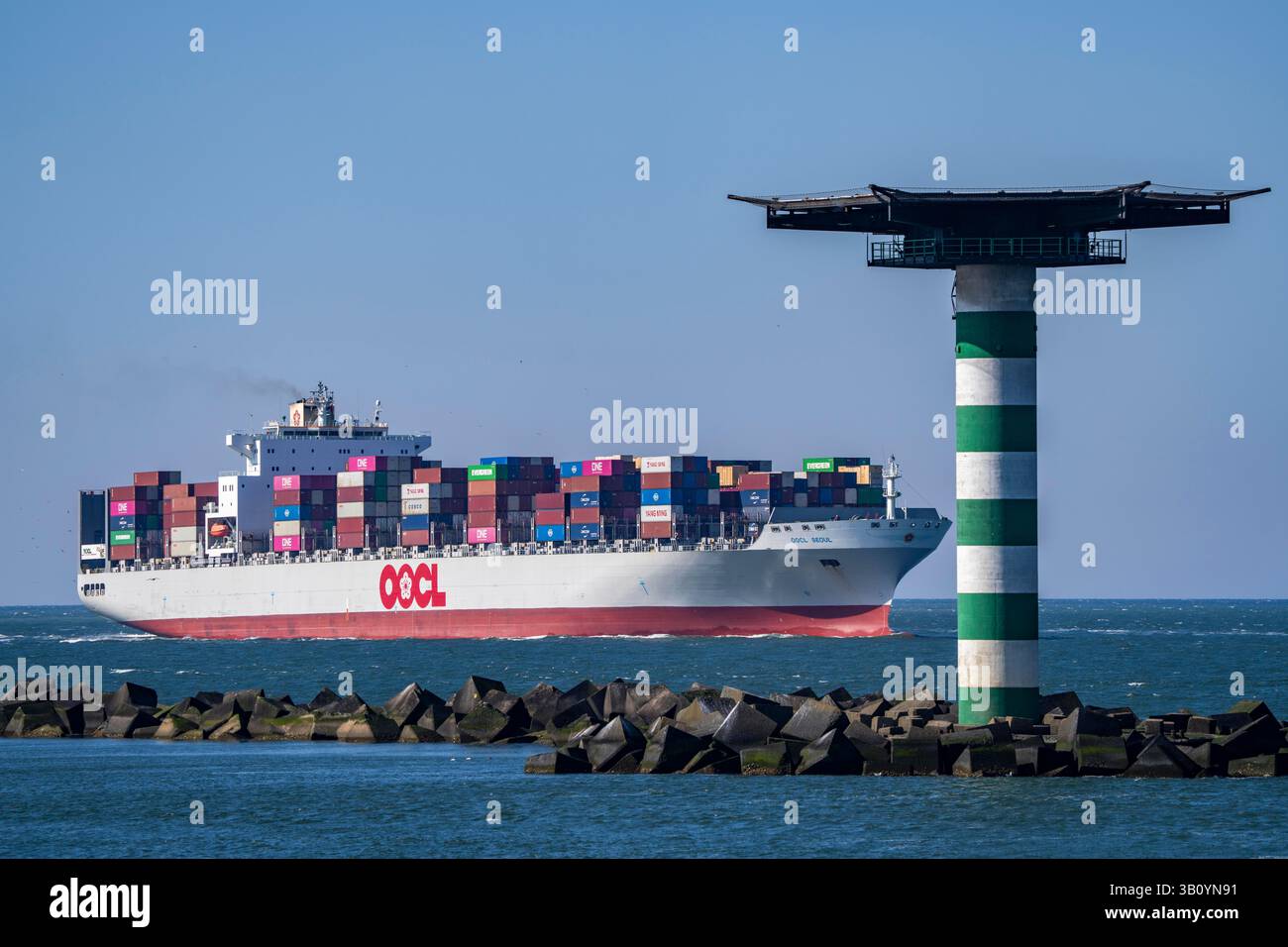 Container freighter OOCL Seoul entering the port of Maasvlakte 2 ...