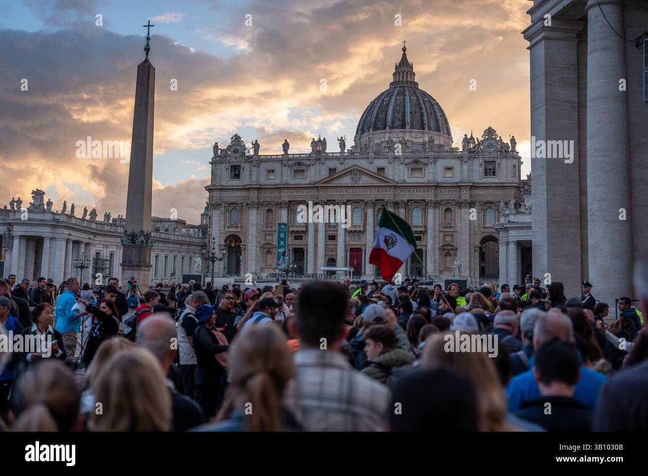 Vatikanstadt, Vatican. 24th Apr, 2025. The faithful line up at St. Peter's Basilica to bid ...