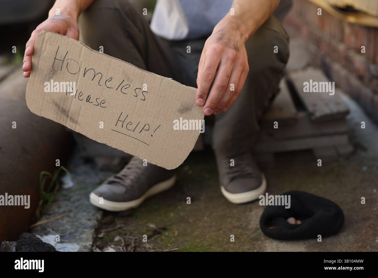 Man with sign Homeless please help outdoors, closeup Stock Photo - Alamy