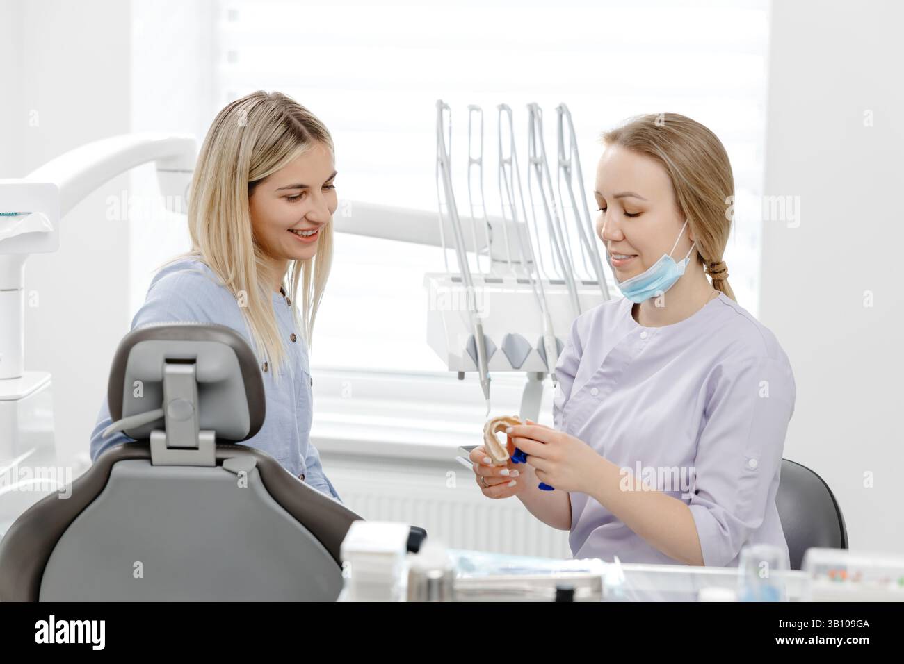 Dentist demonstrating dental mold hi-res stock photography and images ...