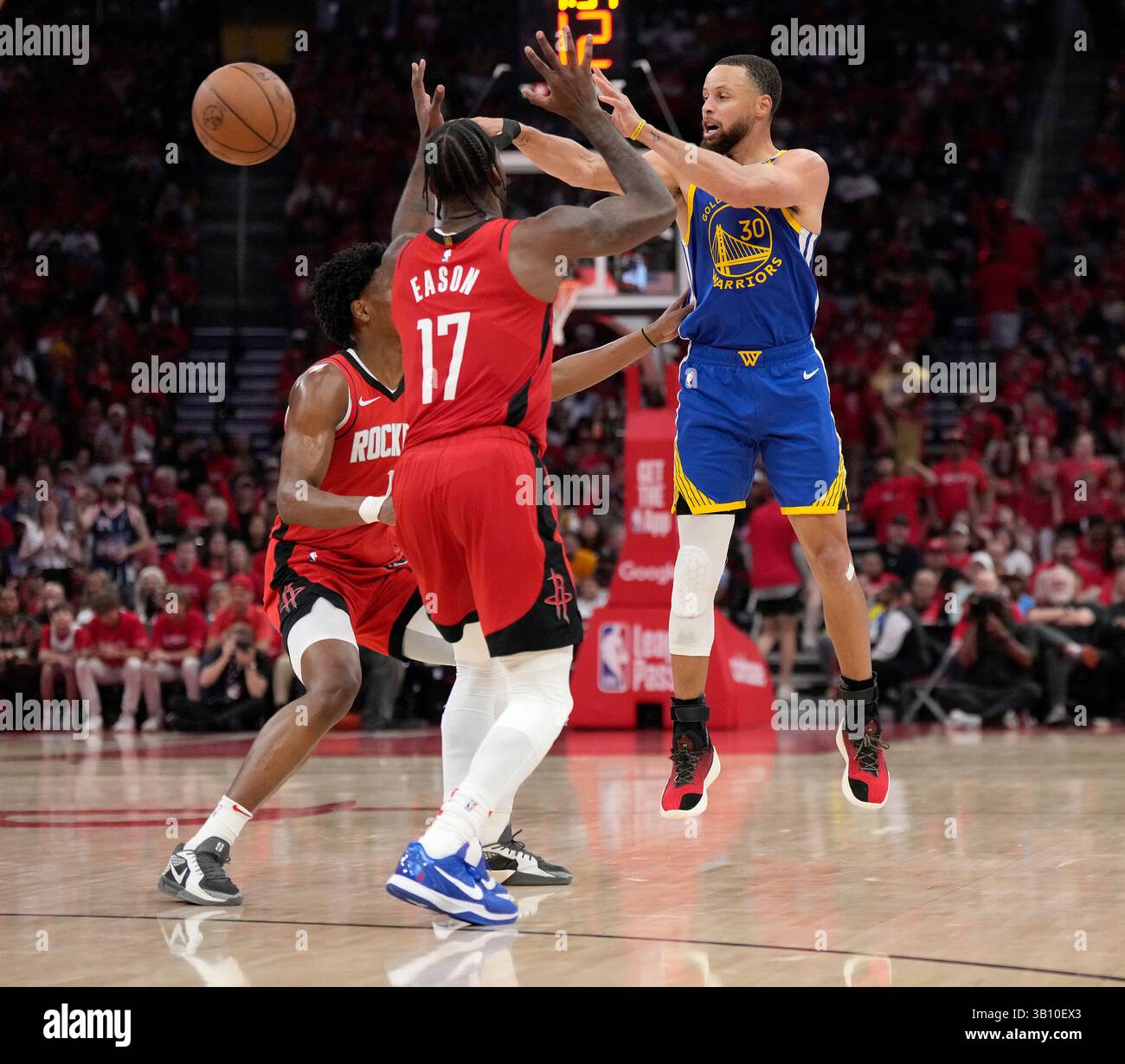Golden State Warriors guard Stephen Curry (30) passes the ball against ...