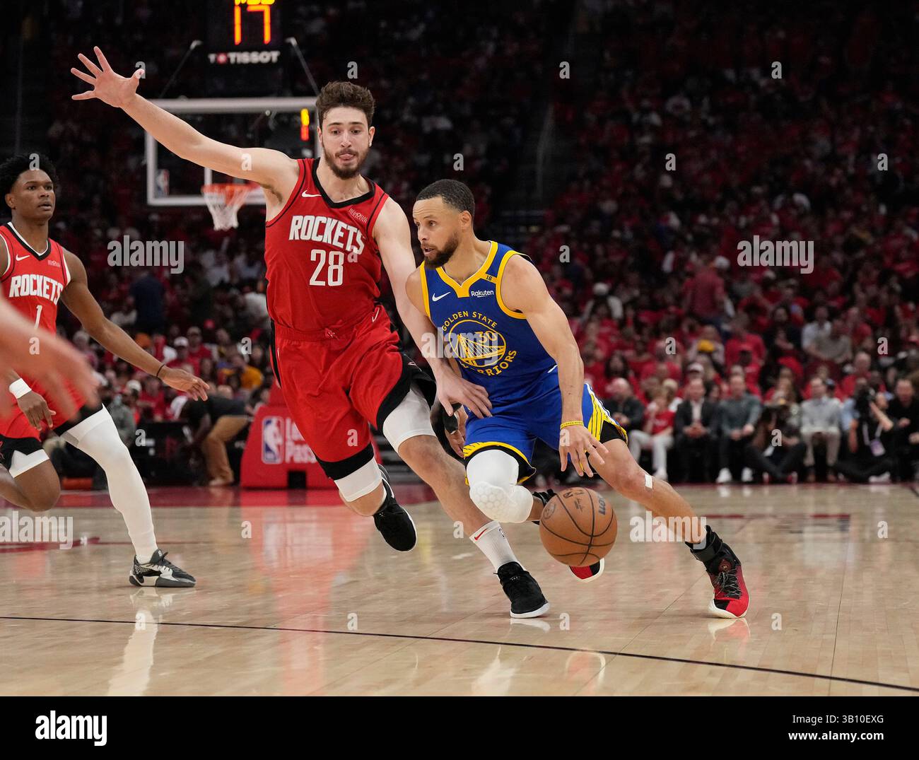 Golden State Warriors guard Stephen Curry (30) controls the ball ...