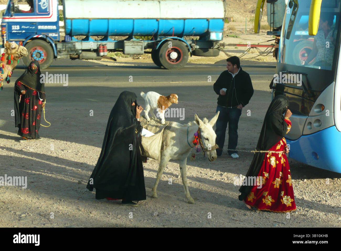Sahara Desert, Egypt, Nomad bedouin life in Egyptian desert Stock Photo ...