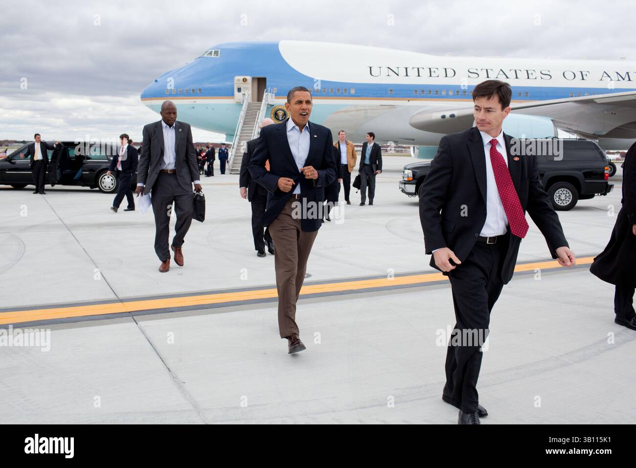 Oct 31, 2010 - Cleveland, Ohio, U.S. - President BARACK OBAMA arrives ...