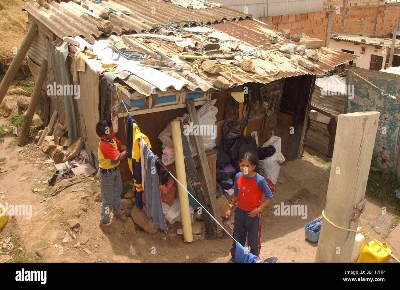 La familia de dos niños hi-res stock photography and images - Alamy