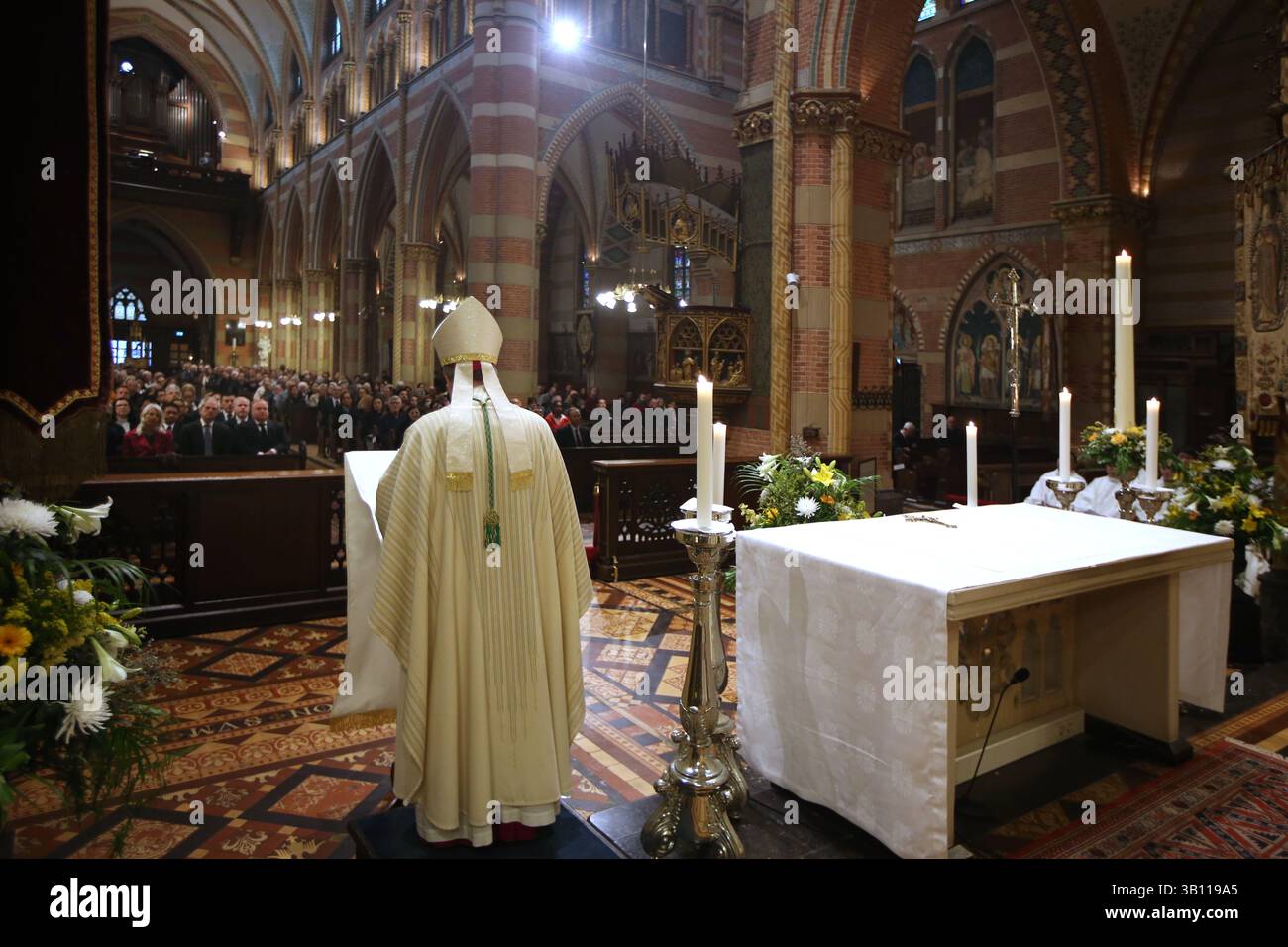 DEN HAAG- Bishop van den Hende, bishop of Rotterdam, during a requiem ...
