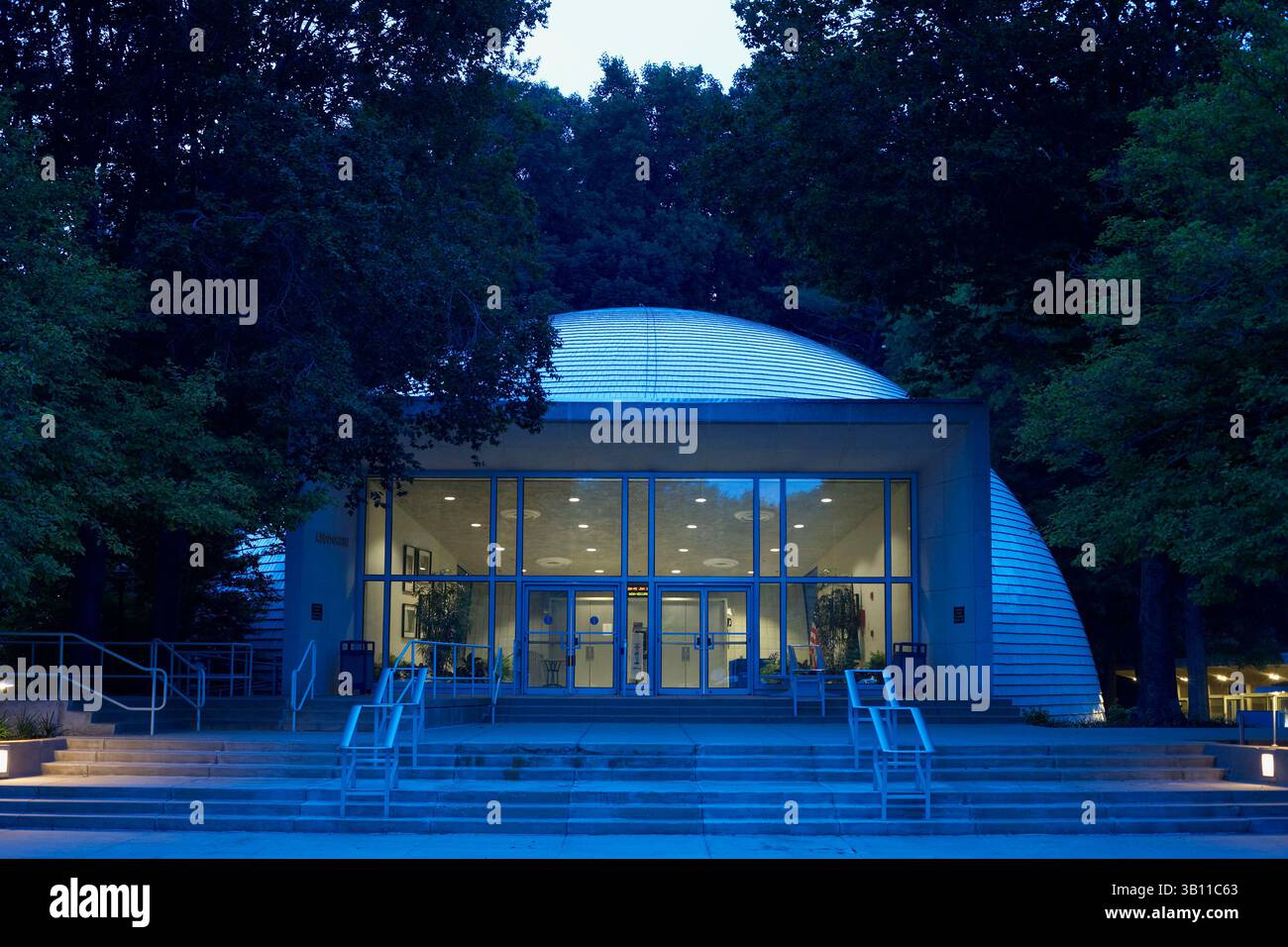 Igloo like hi-res stock photography and images - Alamy