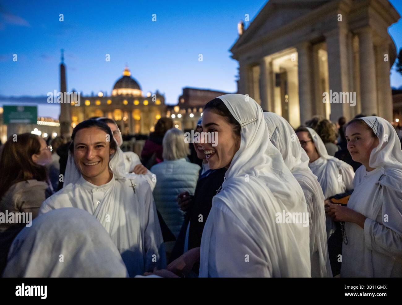 Vatikanstadt, Vatican. 24th Apr, 2025. The faithful line up at St. Peter's Basilica to bid ...