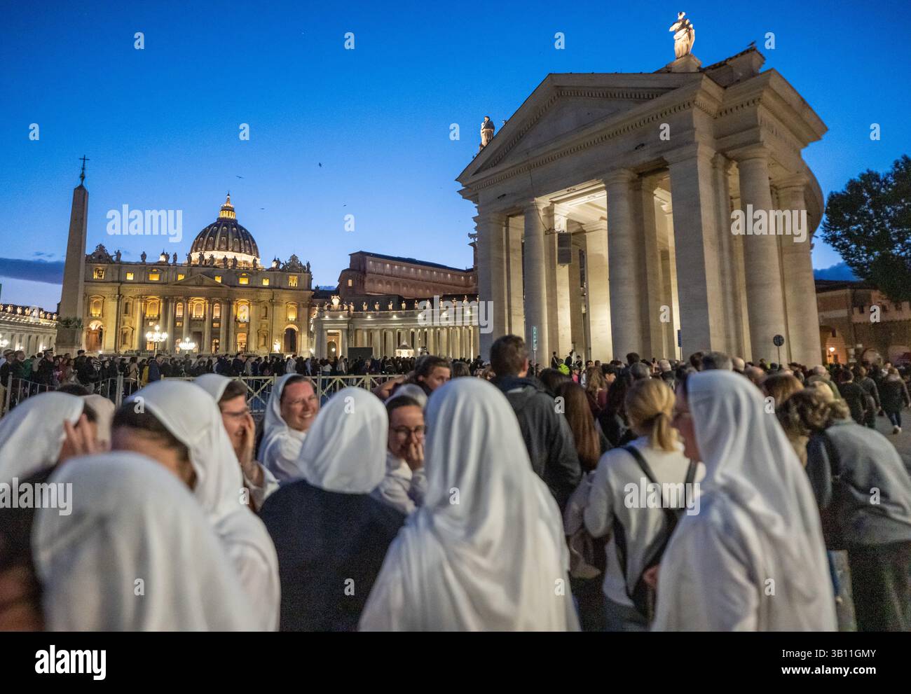 Vatikanstadt, Vatican. 24th Apr, 2025. The faithful line up at St. Peter's Basilica to bid ...