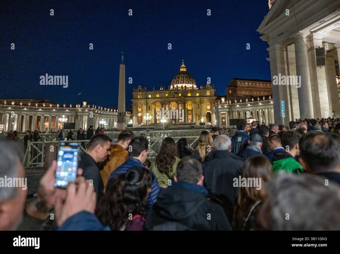 24 April 2025, Vatican, Vatikanstadt: The faithful line up at St. Peter's Basilica in the ...