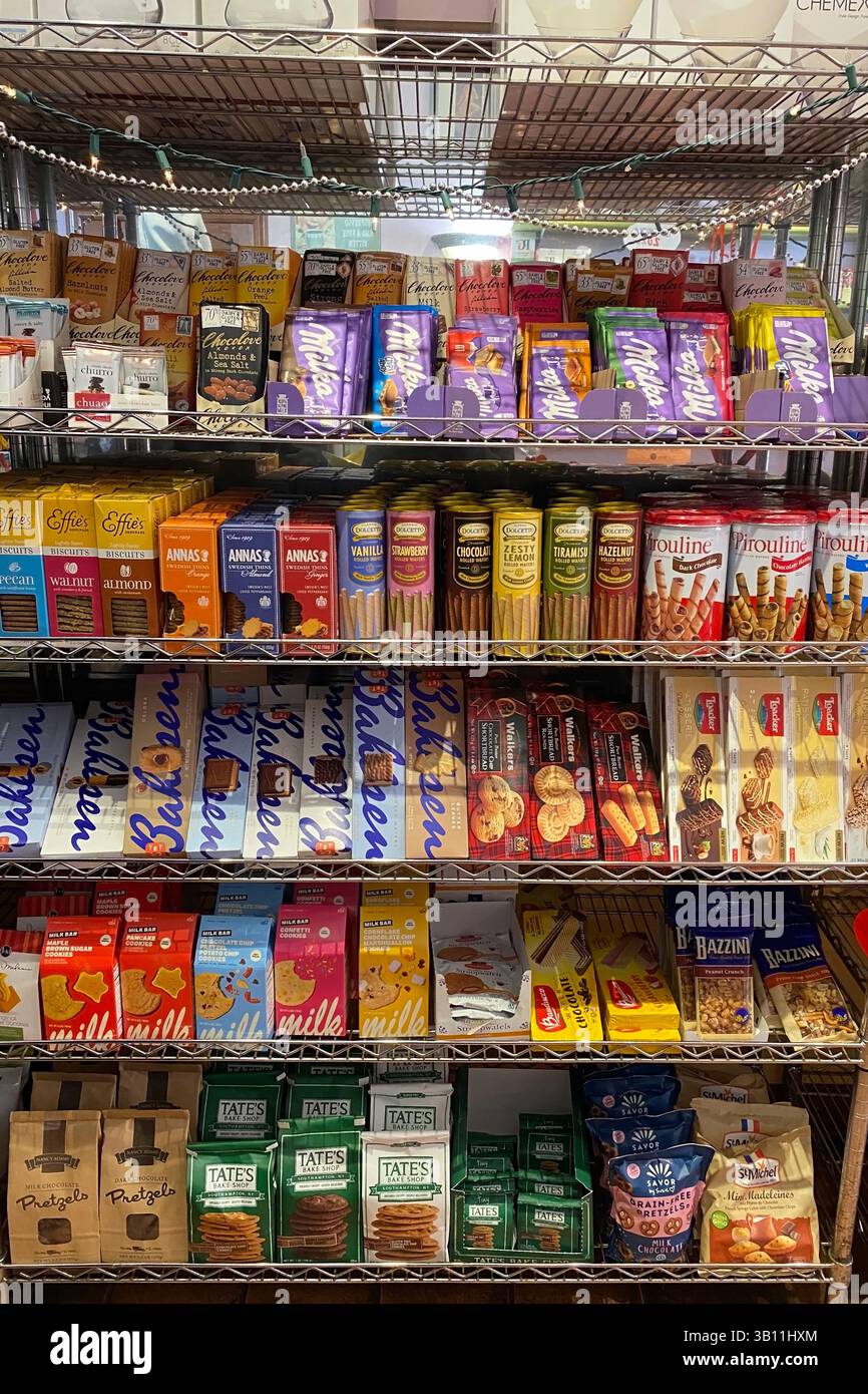 Chocolate bars in a supermarket Stock Photo - Alamy
