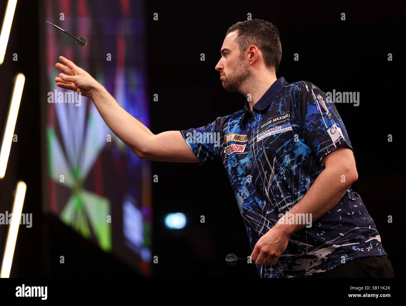 Liverpool, UK. 24th Apr, 2025. Luke Humphries throws in their match ...