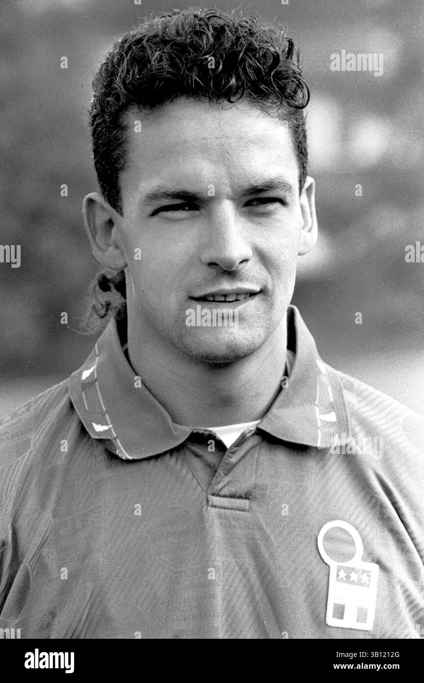 Italy 1994 world cup roberto baggio Black and White Stock Photos ...